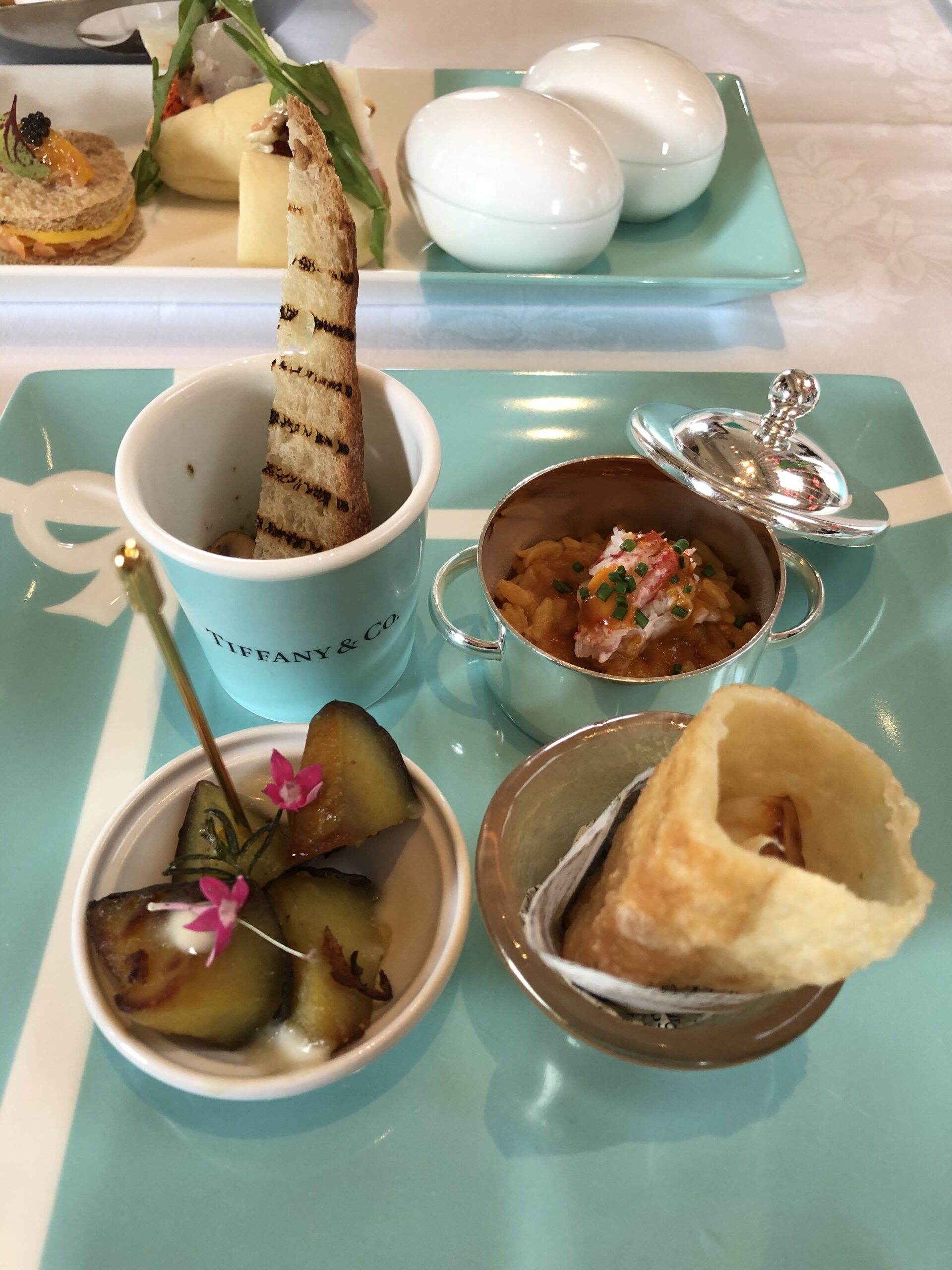 リストランテOZIO の Tiffanyアフタヌーンティー | 旅するサルは木から落ちない